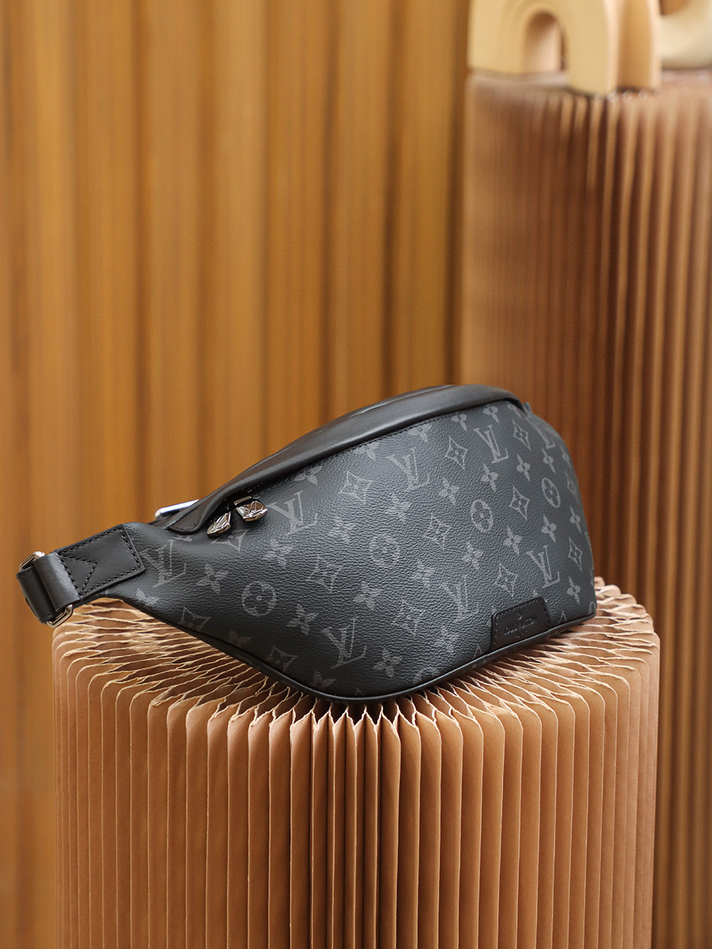 Louis Vuitton Discovery Bumbag PM Monogram Eclipse Canvas M46035 - Temafes